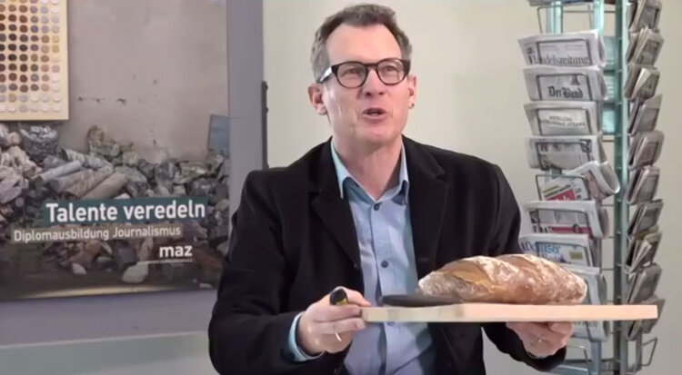 Der Laib Brot auf Zoom, den Schampus in echt